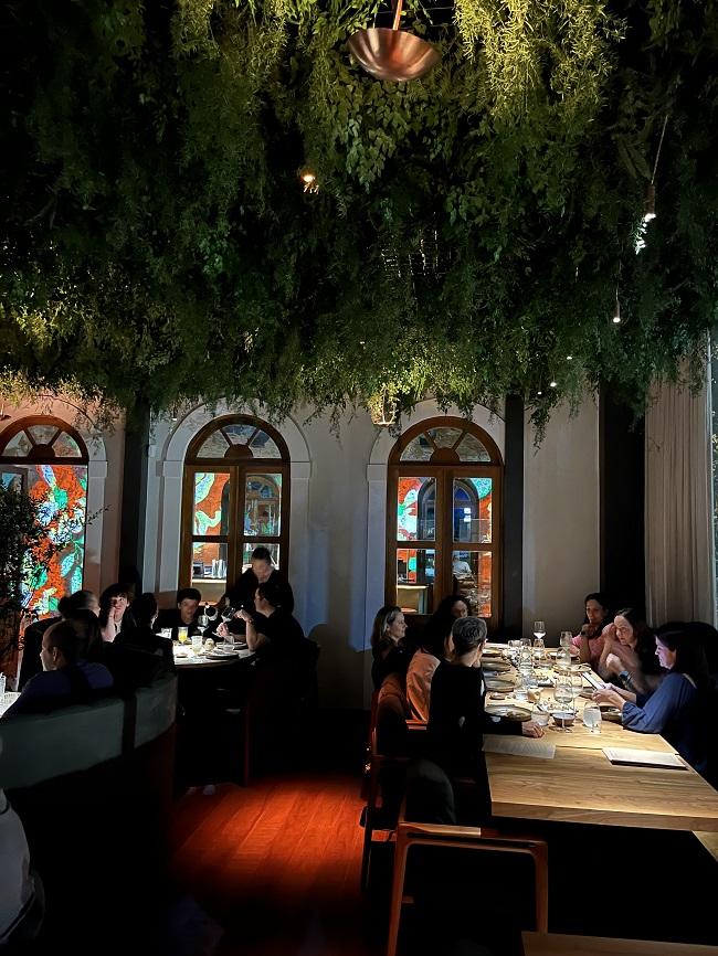 APOSTANDO NA COZINHA ASIÁTICA E NA COQUETELARIA DE ALTO NÍVEL, ELENA ABRE AS PORTAS NO JARDIM ...